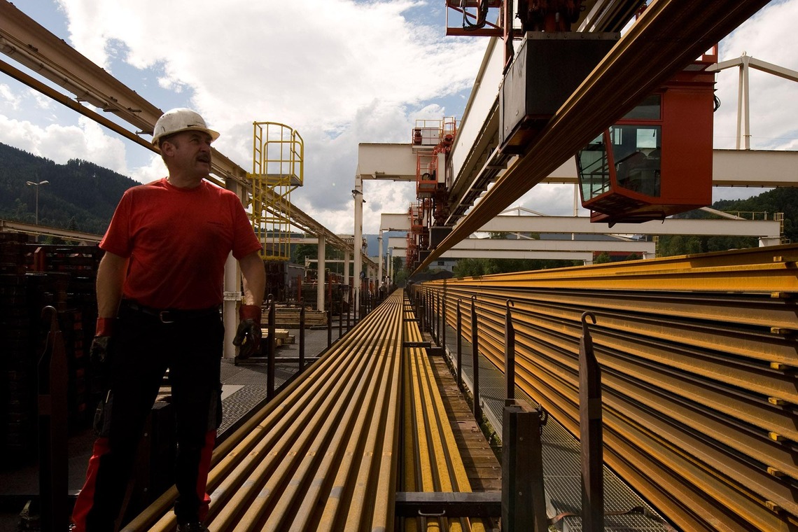 Transporting unwelded, ultra-long rails - Rail Cargo Group Blog