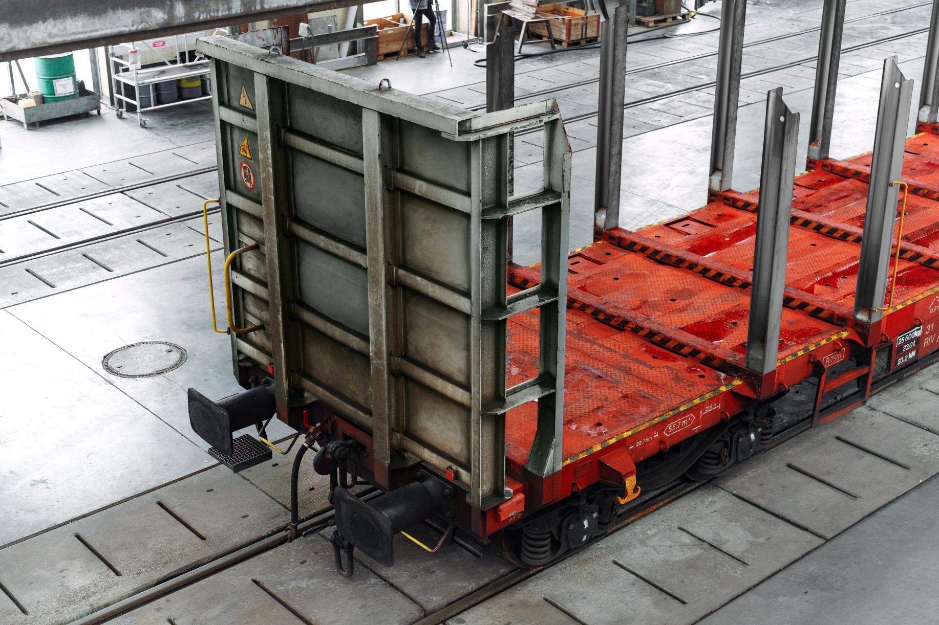 Flat Wagons and Stake Wagons: the Draft Horses - Rail Cargo Group Blog